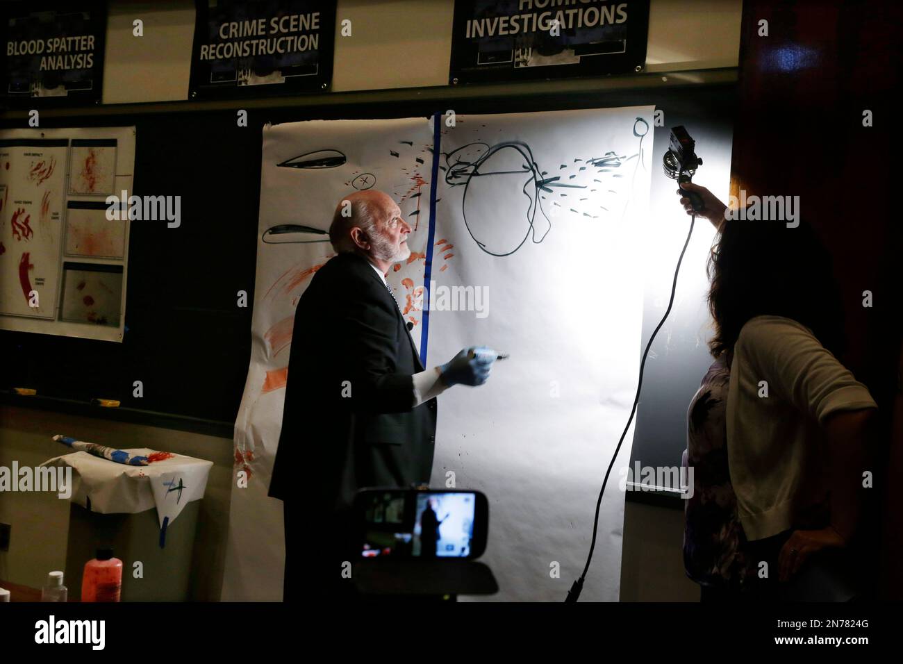 Forensic expert Rod Englert, of Portland, Oregon, uses a drawing ...