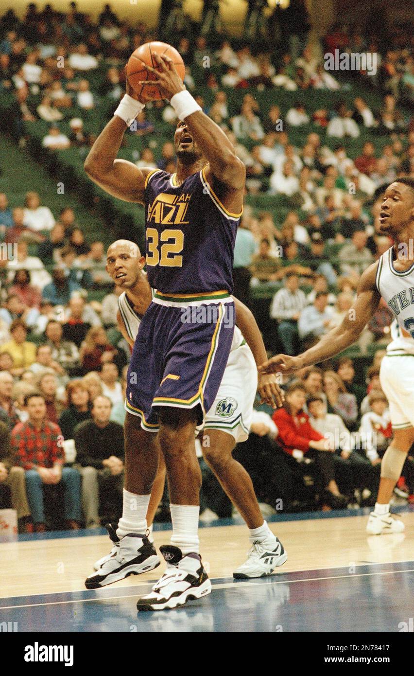 Utah Jazz forward Karl Malone (32) goes up for two as Dallas Mavericks ...
