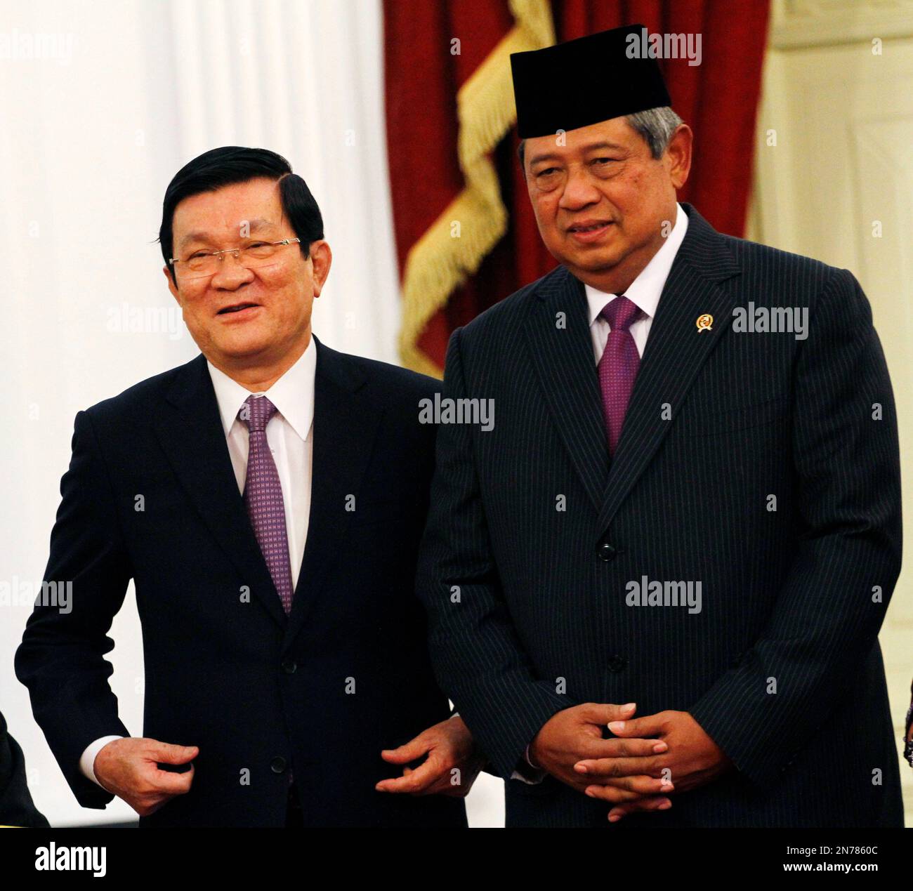 Vietnamese President Troung Tan Sang walks with Indonesian President ...