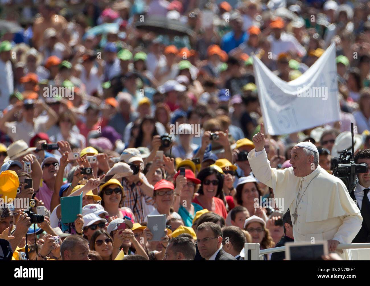 Pope Francis gestures as arrives in St. Peter's square at the Vatican ...