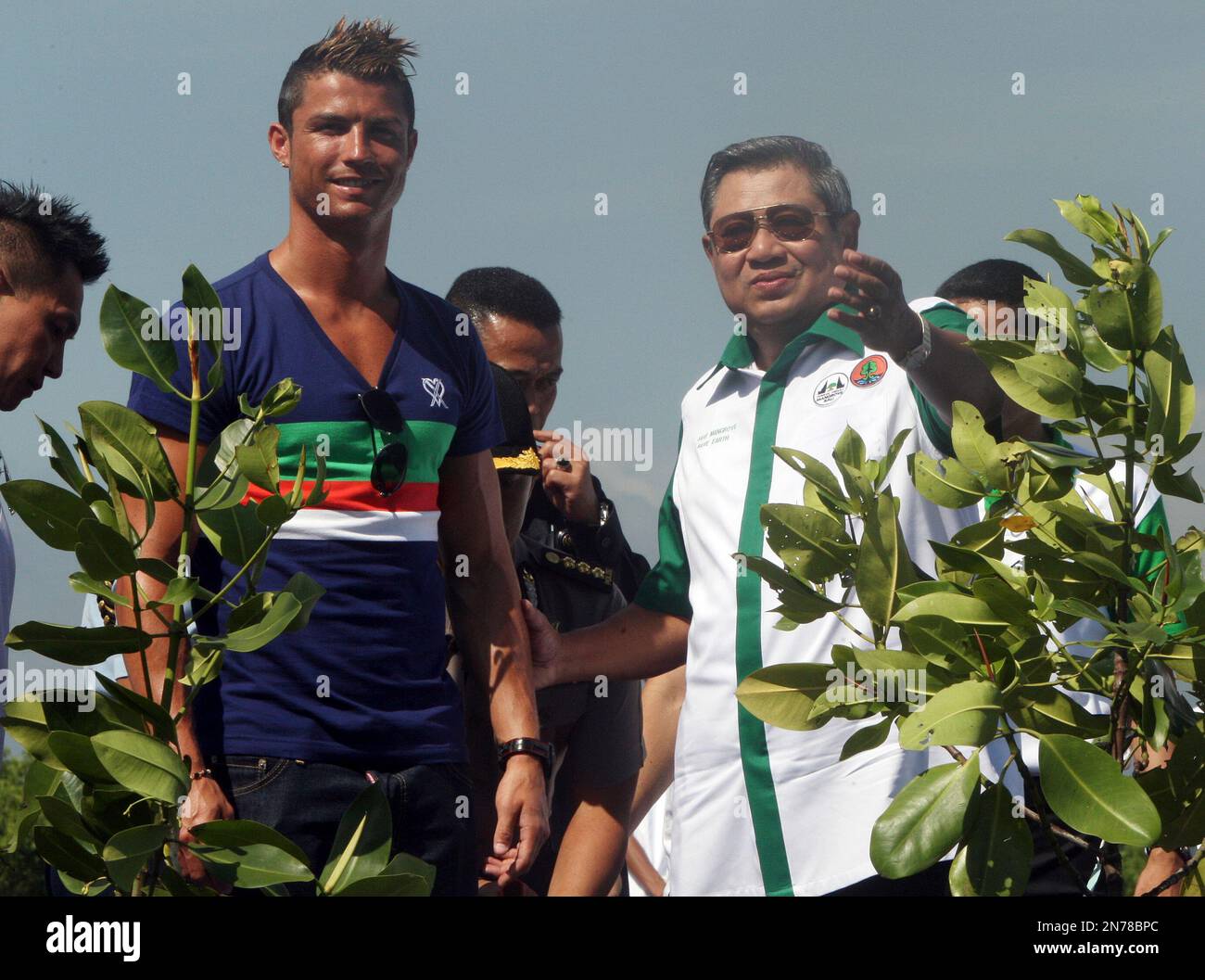 Indonesian President Susilo Bambang Yudhoyono, right, and soccer star ...