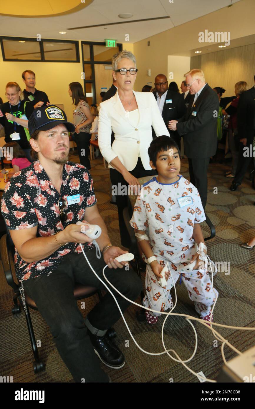 Steve Howey and Jamie Lee Curtis visiting patients at Colgate-Palmolive ...