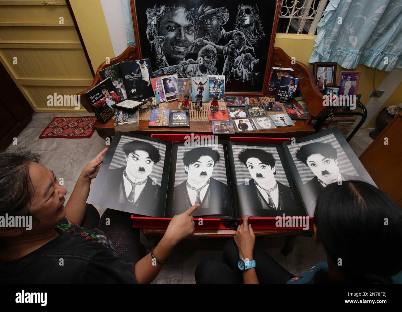 Filipino fans of Michael Jackson, Elizana Mamucud, left, and Teresita ...