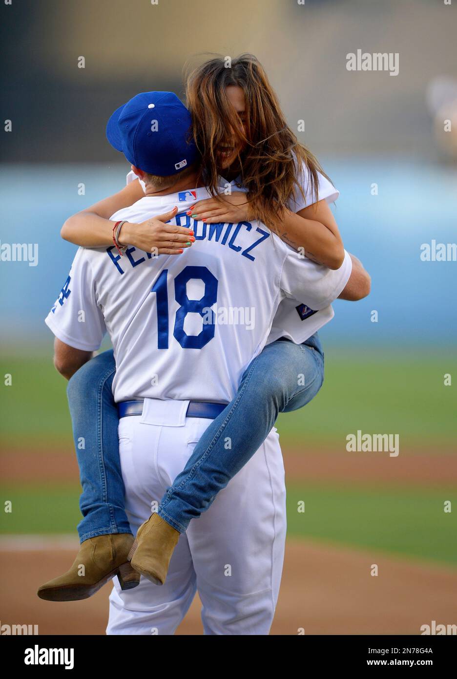 Actress Sarah Shahi jumps into the arms of Los Angeles Dodgers' Tim ...
