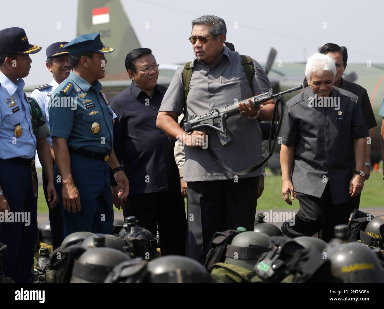 Indonesian President Susilo Bambang Yudhoyono, center, holds an assault ...