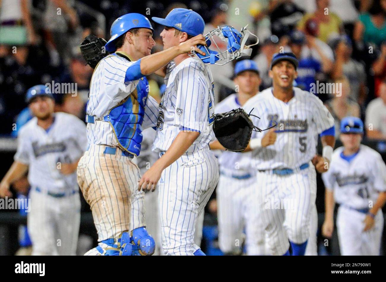 UCLA closing pitcher David Berg, right, and catcher Shane Zeile hug ...