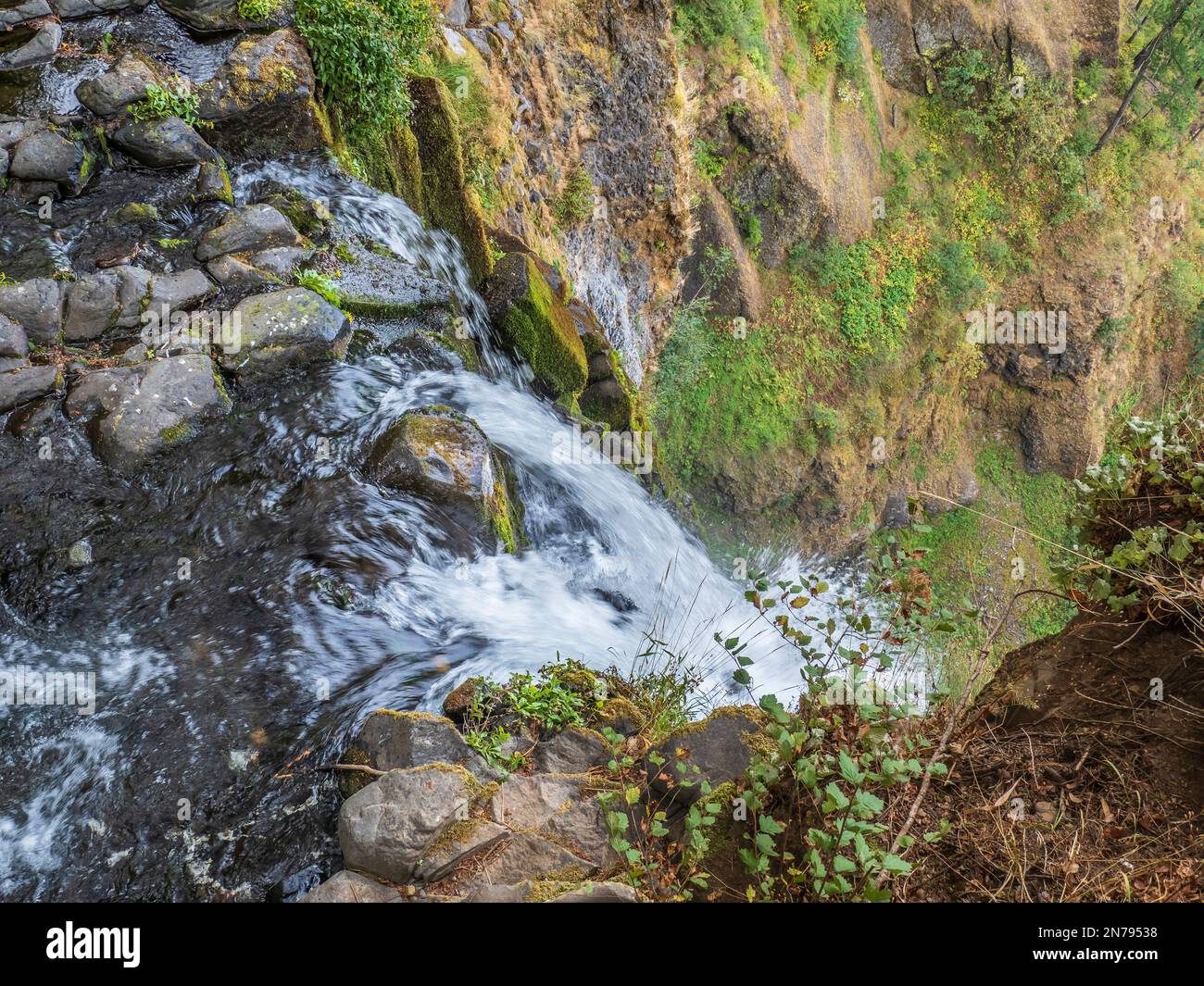 Top of Multnomah Falls Multnomah Falls Overlook, Columbia River Gorge ...