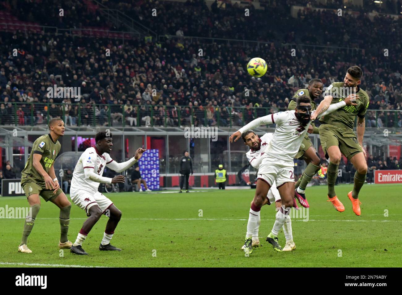 MILAN - Olivier Giroud of AC Milan (r) scores during the Italian Serie ...