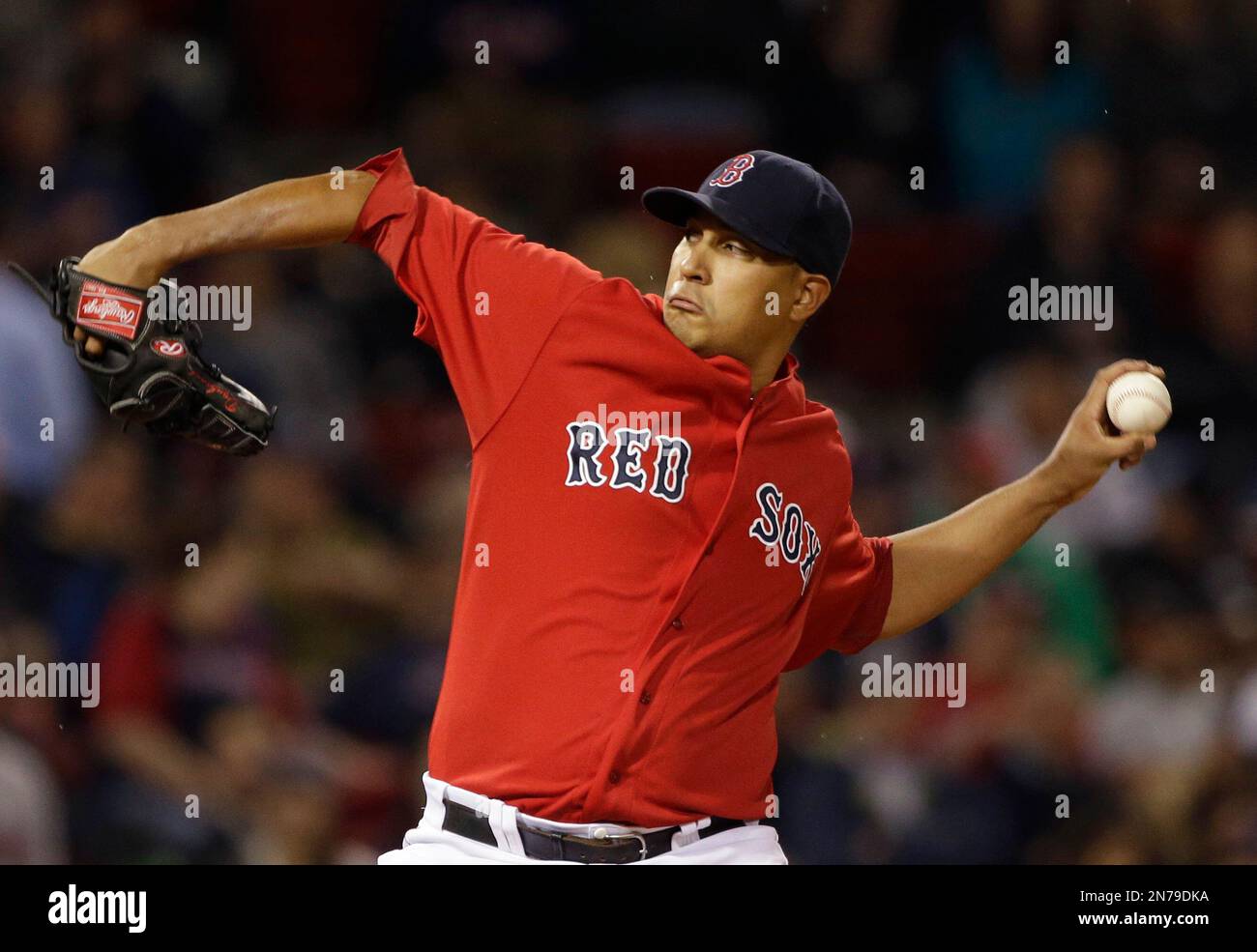 Boston Red Sox starting pitcher Felix Doubront delivers to the Tampa ...