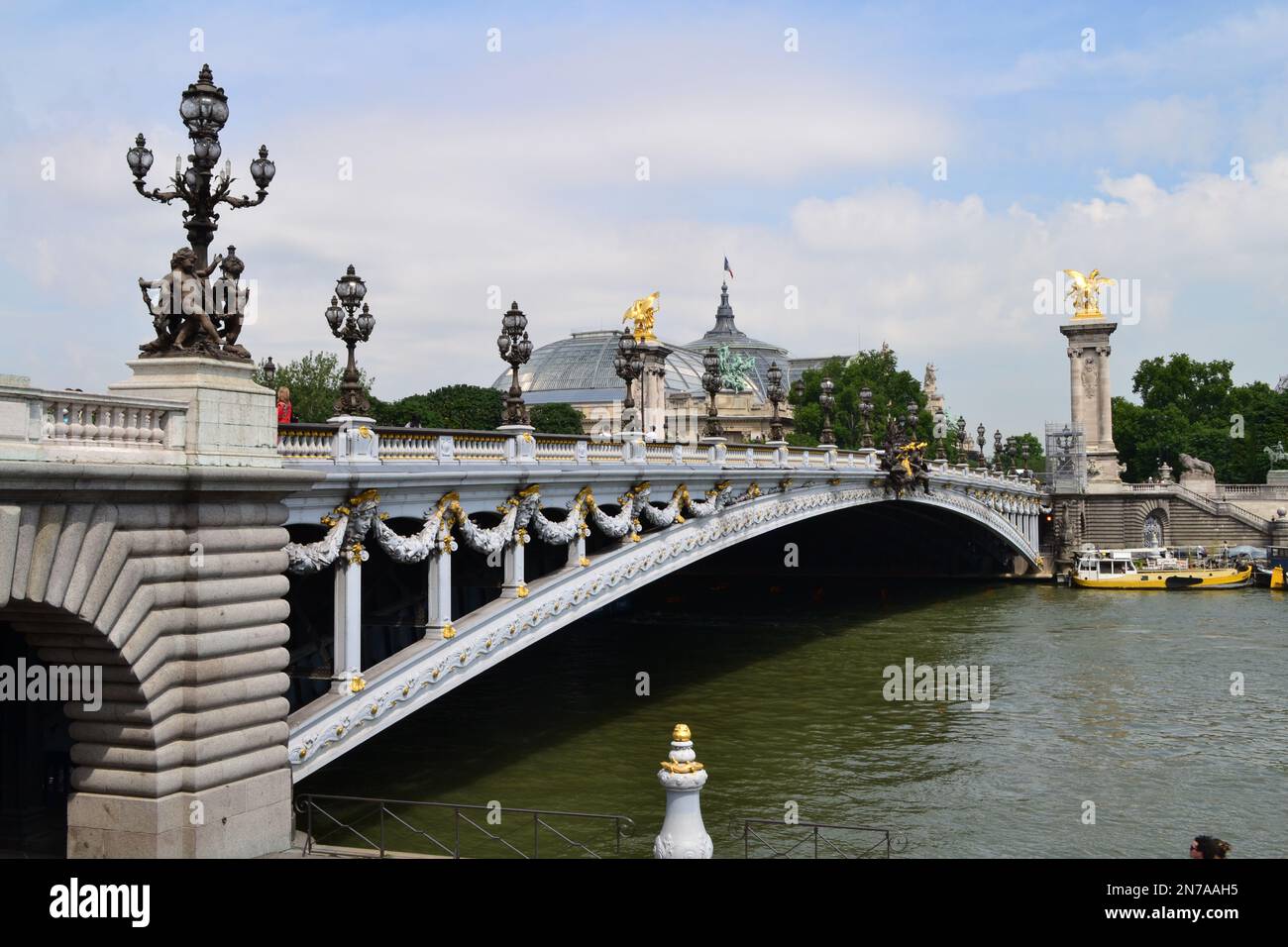 A bridge over the river seine in Paris Stock Photo - Alamy