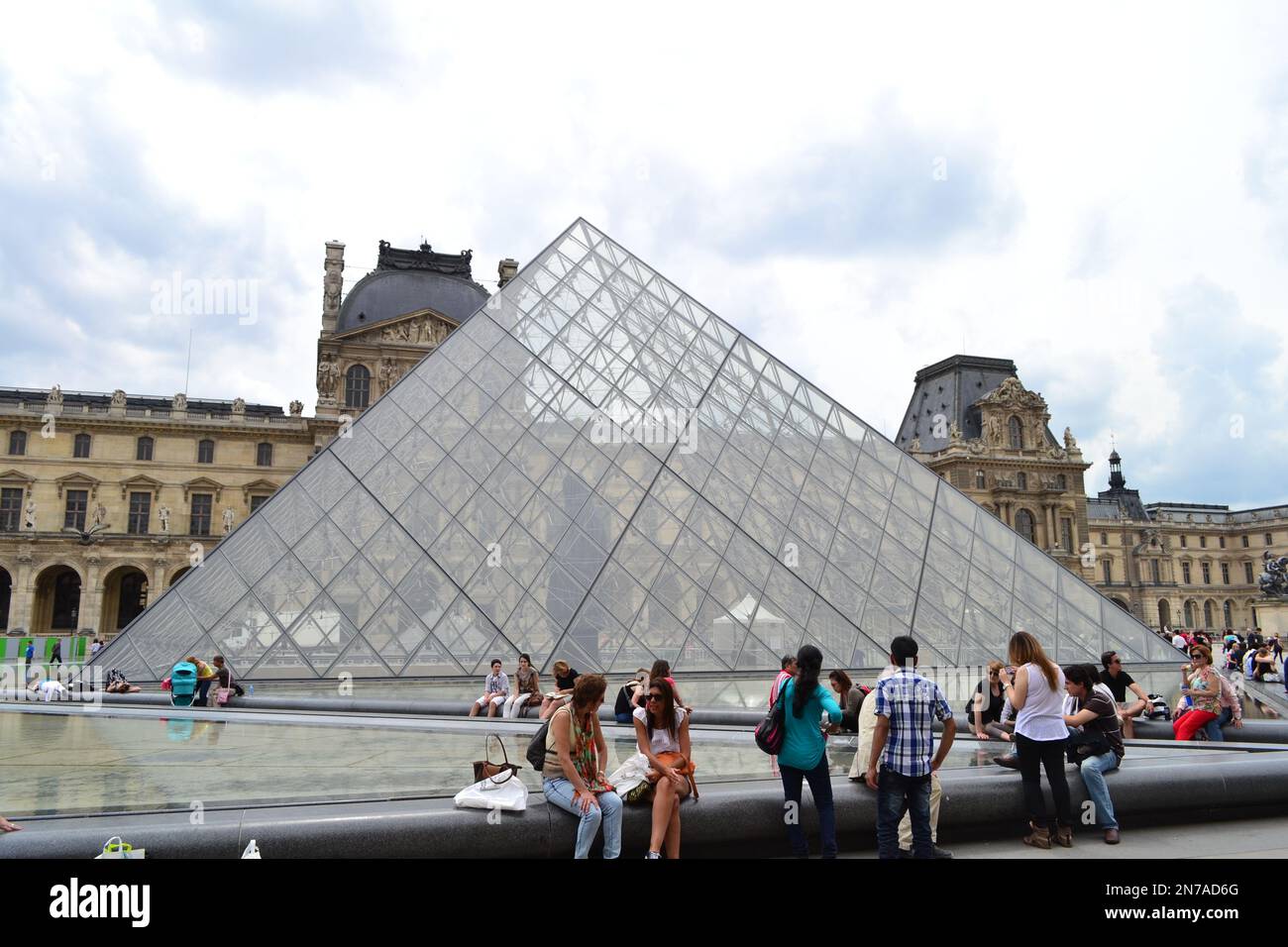 people chatting and relaxing outside the louvre museum in Paris Stock ...