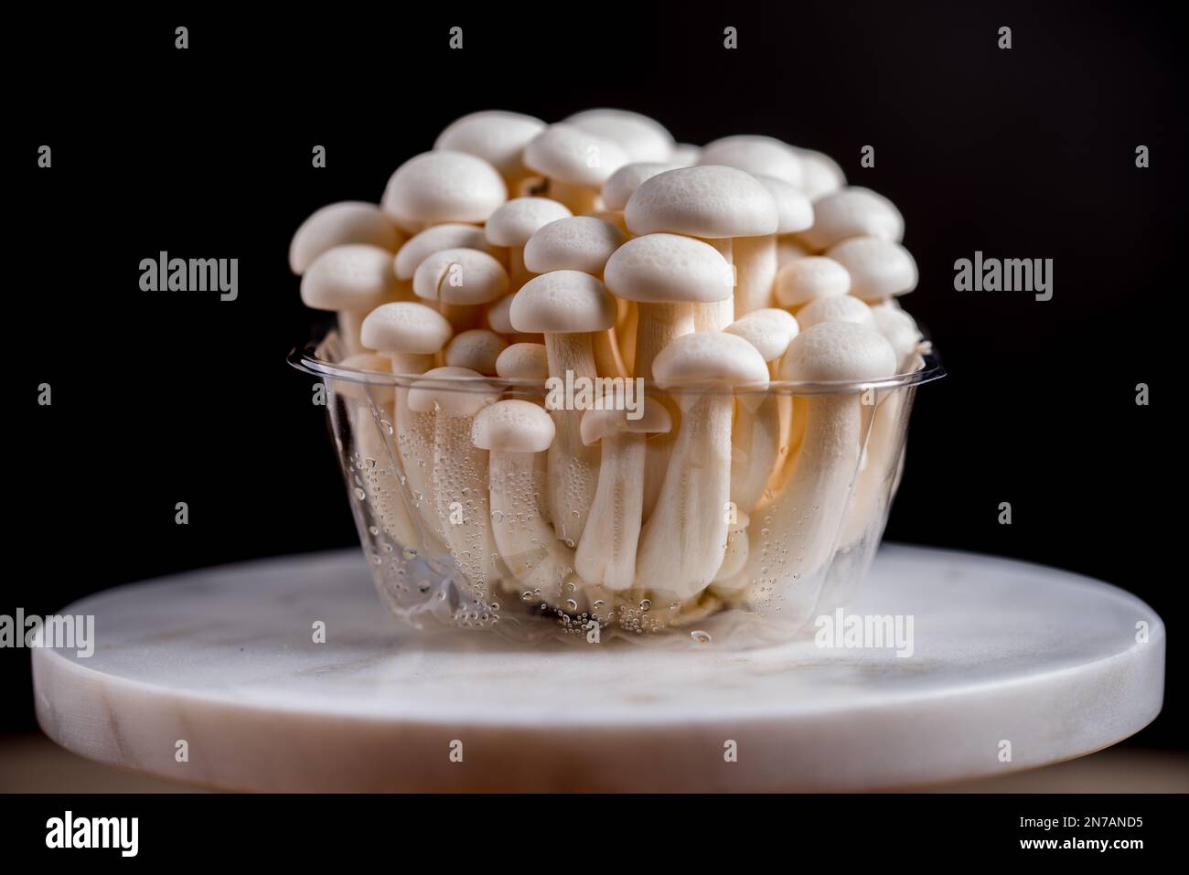 White shimeji edible mushrooms: Shimeji native to East Asia, buna ...