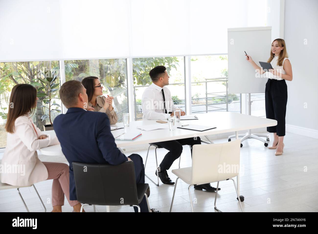 All female audience work hi-res stock photography and images - Alamy