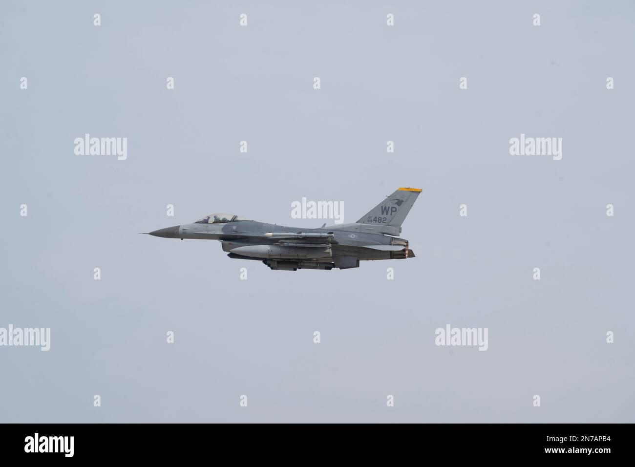 An 80th Fighter Squadron F-16 Fighting Falcon takes flight at Kunsan ...