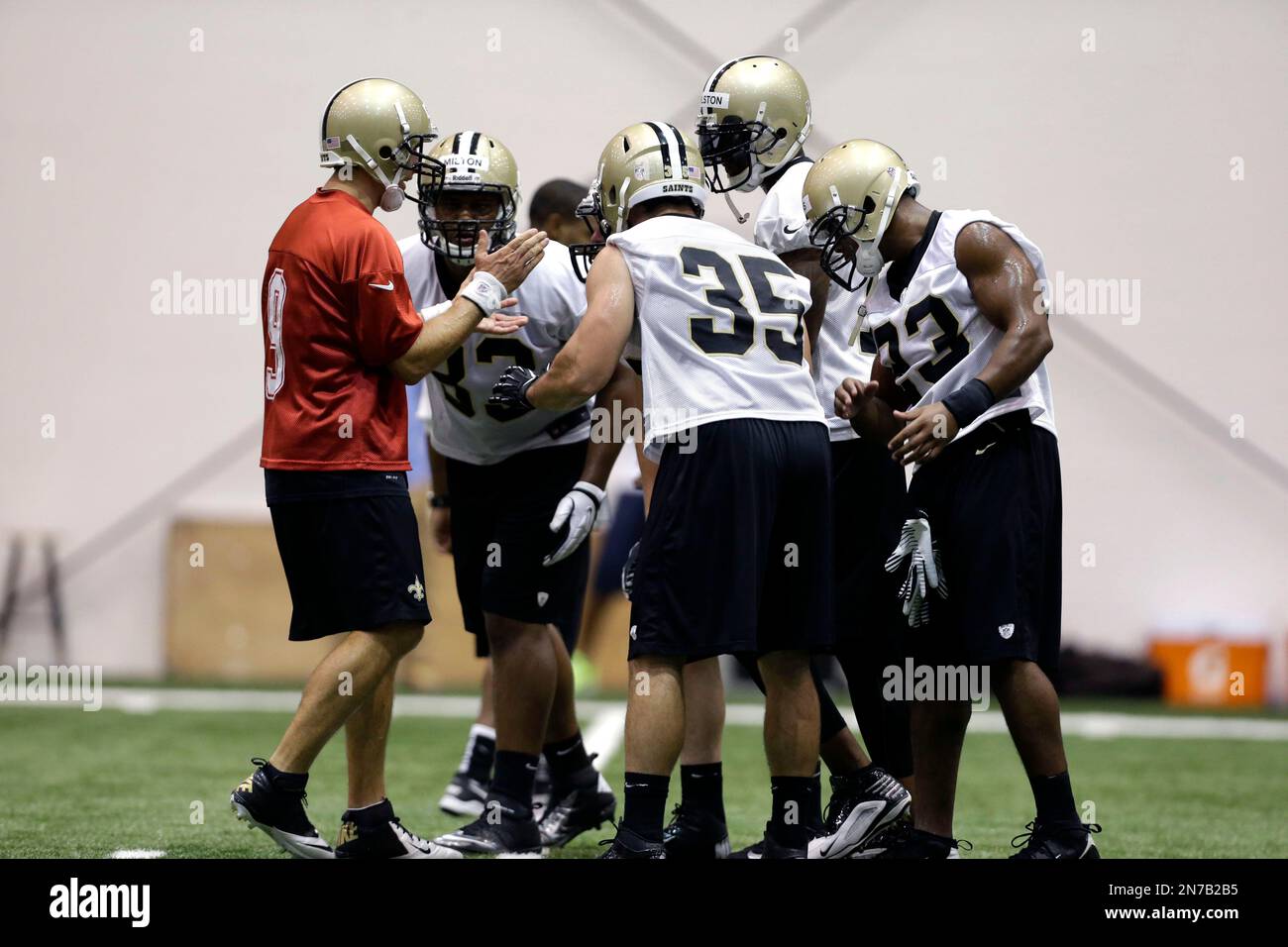 New Orleans Saints quarterback Drew Brees, left, calls a play in a ...