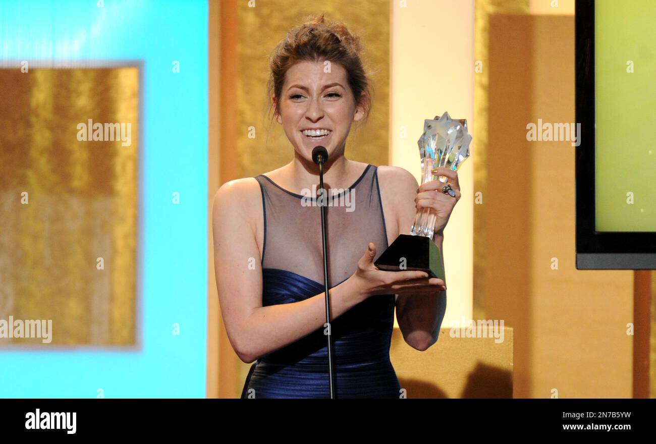 Eden Sher accepts the award for best supporting actress in a comedy ...