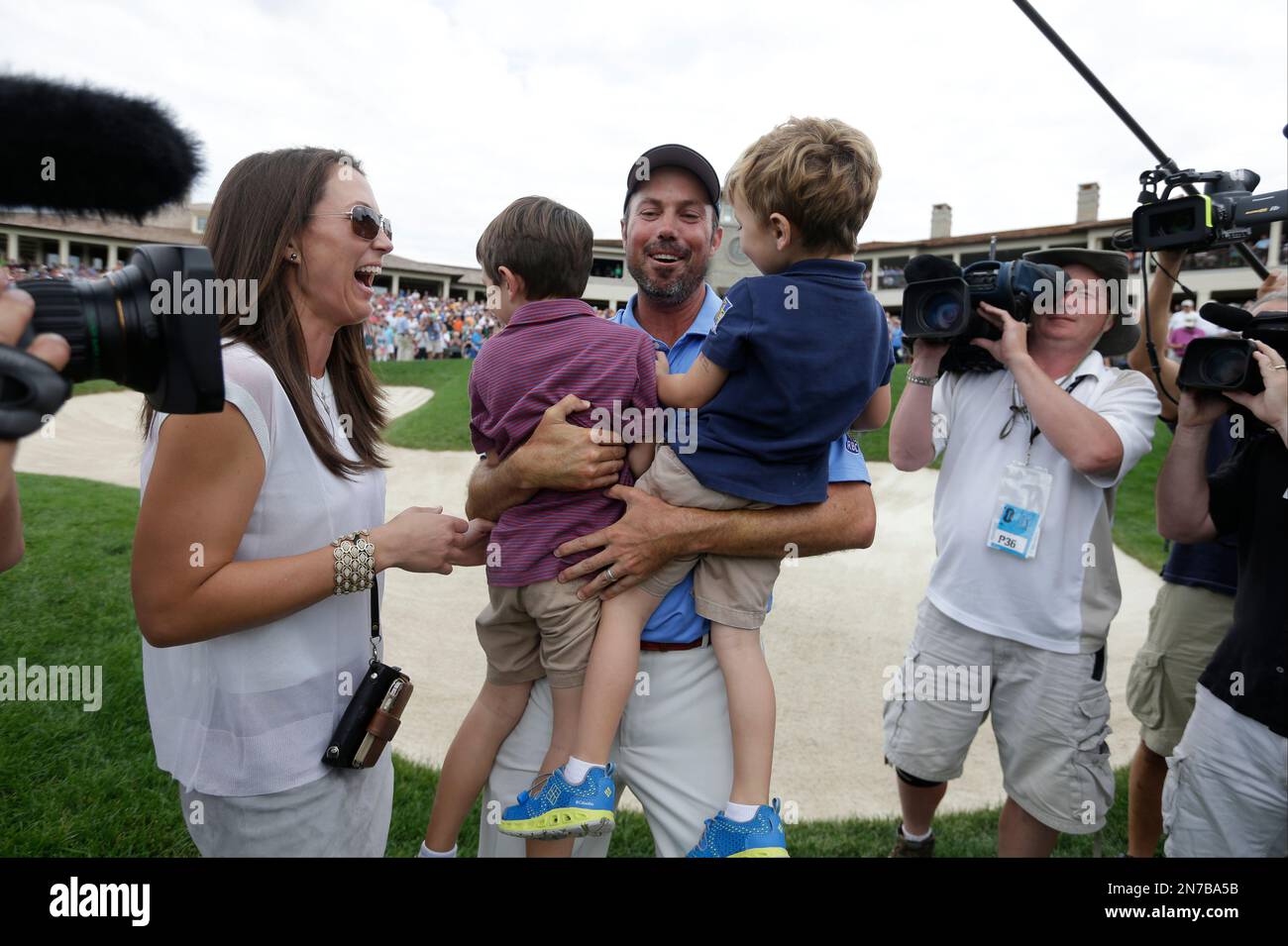 Matt Kuchar celebrates with his wife, Sybi, and children, Cameron and ...