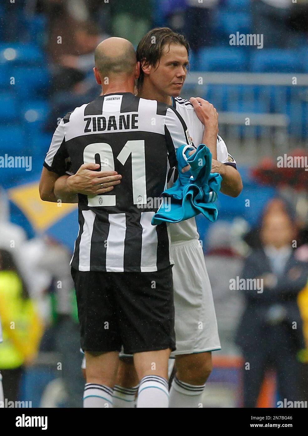 Juventus Legends' Zinedine Zidane, left, hugs Real Madrid Legends ...