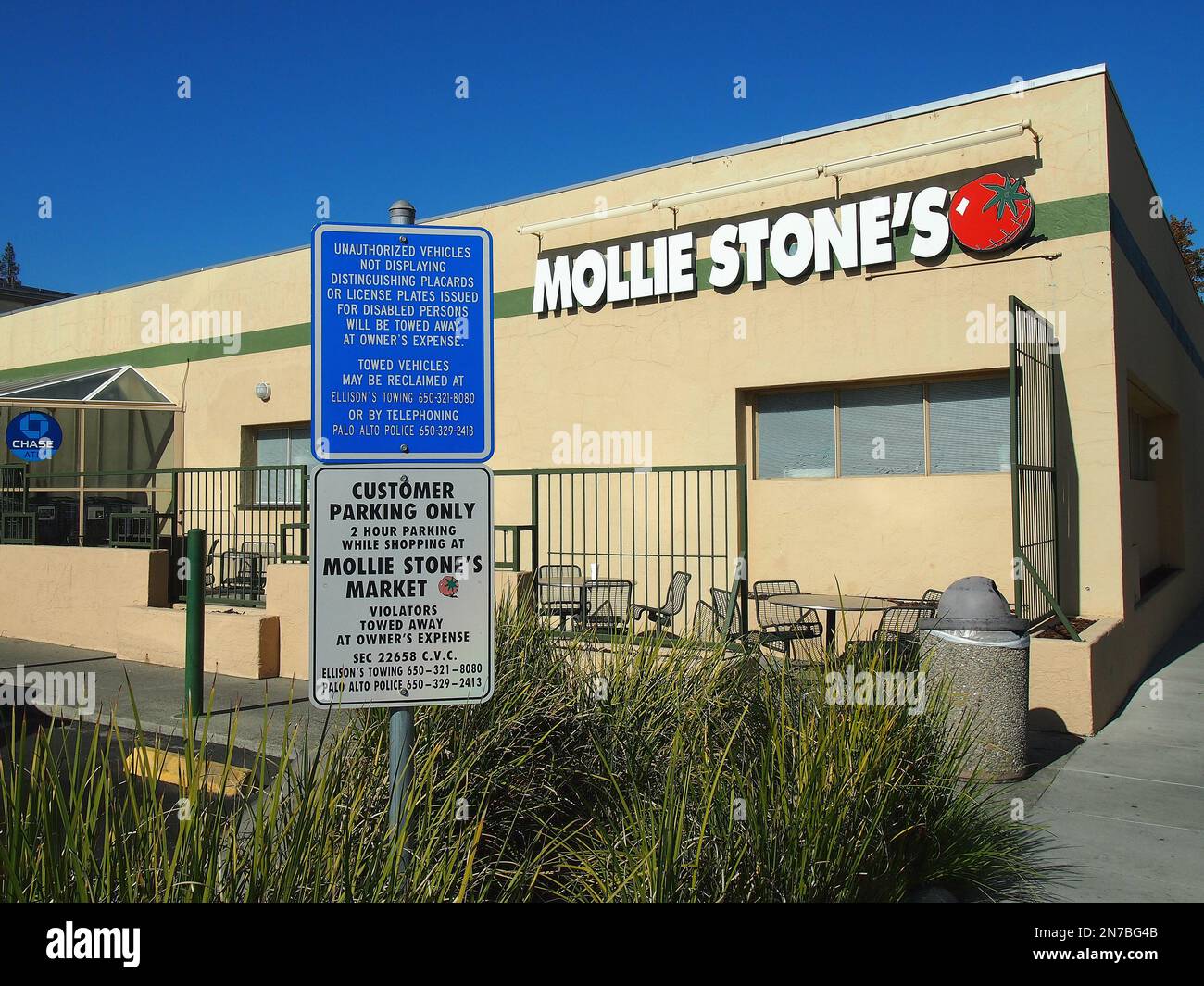 Parking lot sign hi-res stock photography and images - Alamy