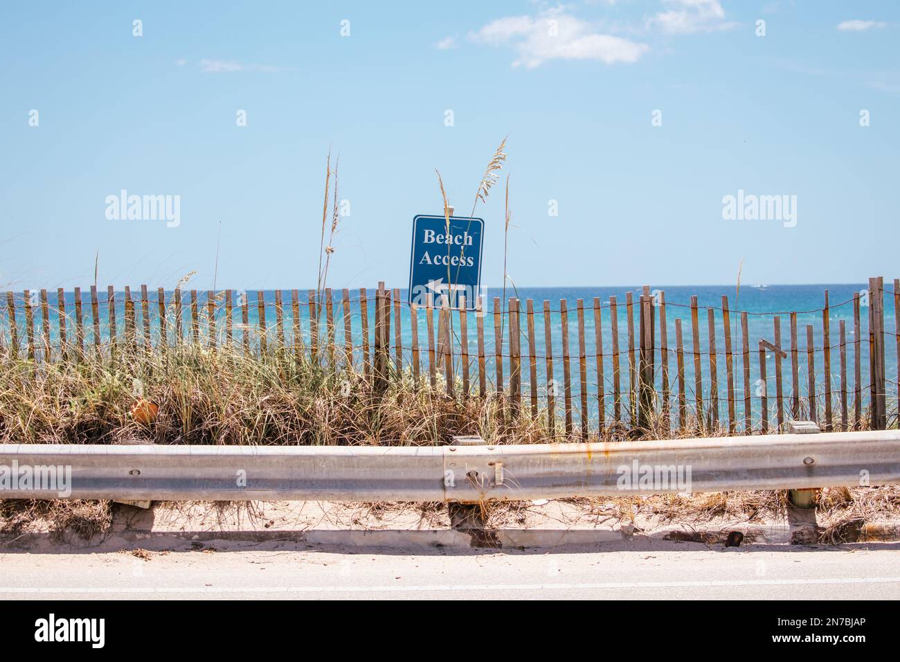 A beach access sign with arrow direction Stock Photo - Alamy