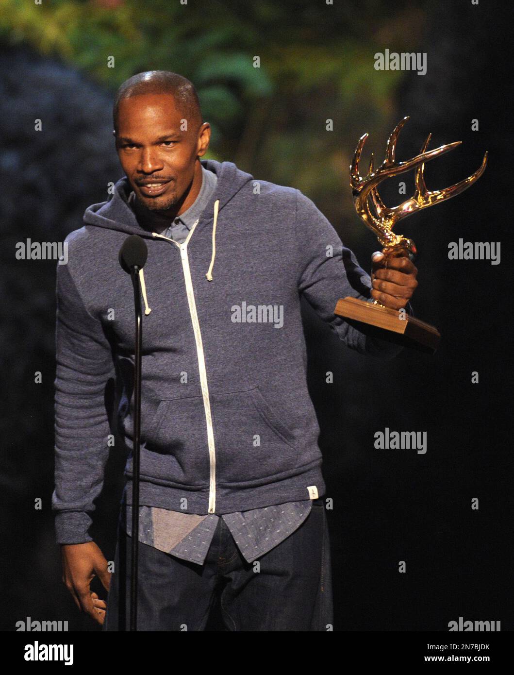 Jamie Foxx accepts the virtuoso award at Spike TV's Guys Choice Awards ...