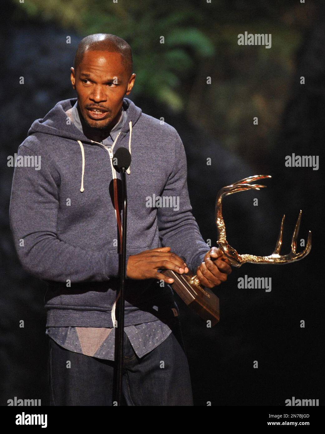 Jamie Foxx accepts the virtuoso award at Spike TV's Guys Choice Awards ...