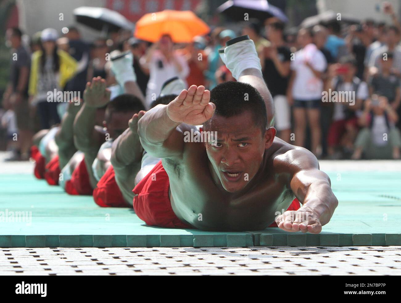 Taiwan's military frogmen show their skill during the Special Forces ...