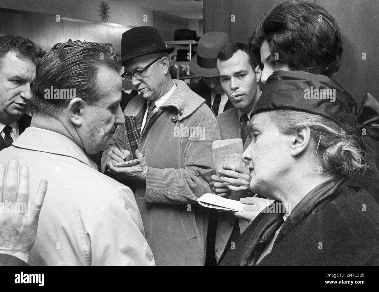 Earl Ruby, left, Detroit, and Eva Grant, right, Dallas, Tex., discuss ...