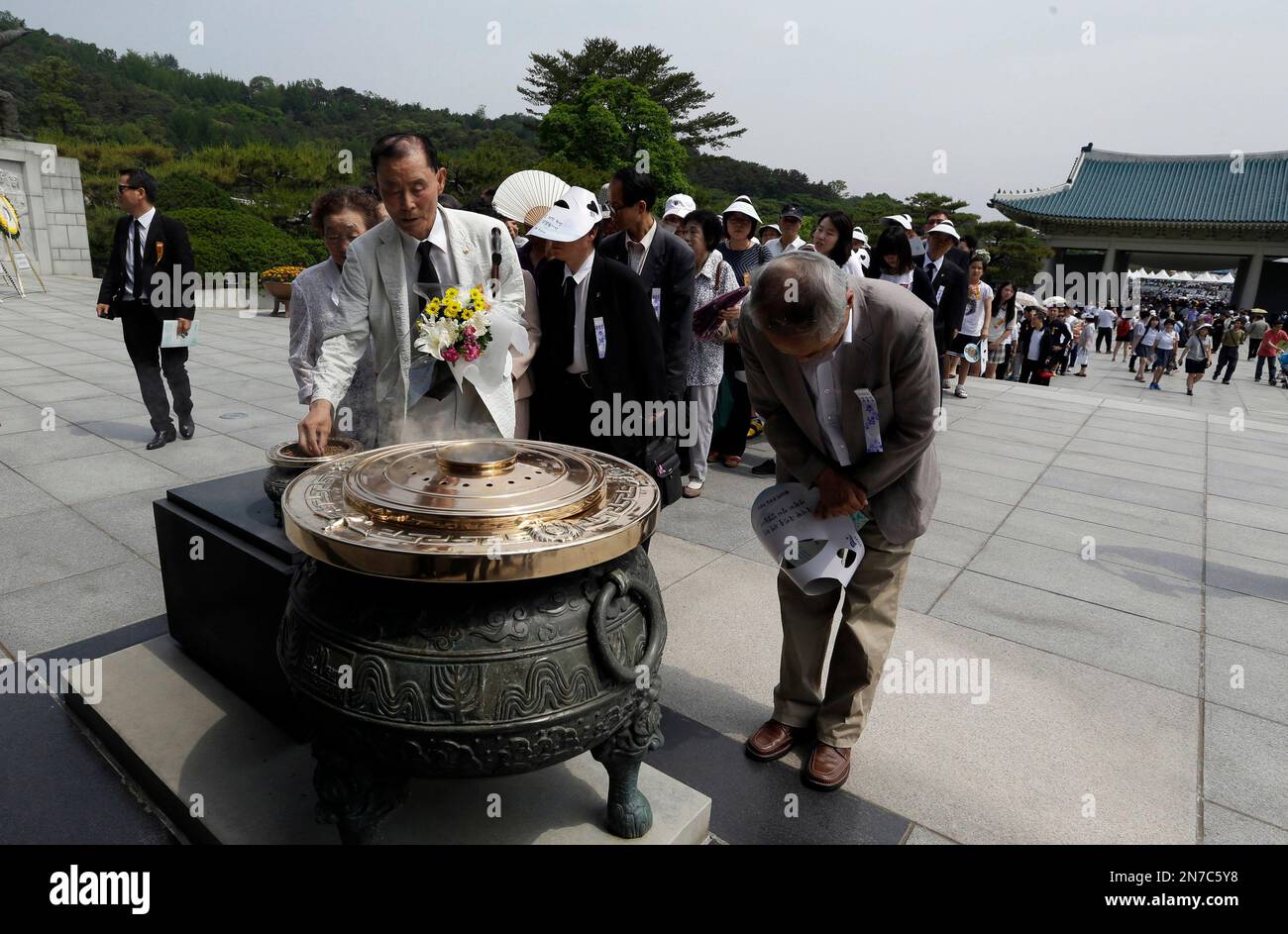 South Koreans wait in long queue to pay respects on the South Korea's ...