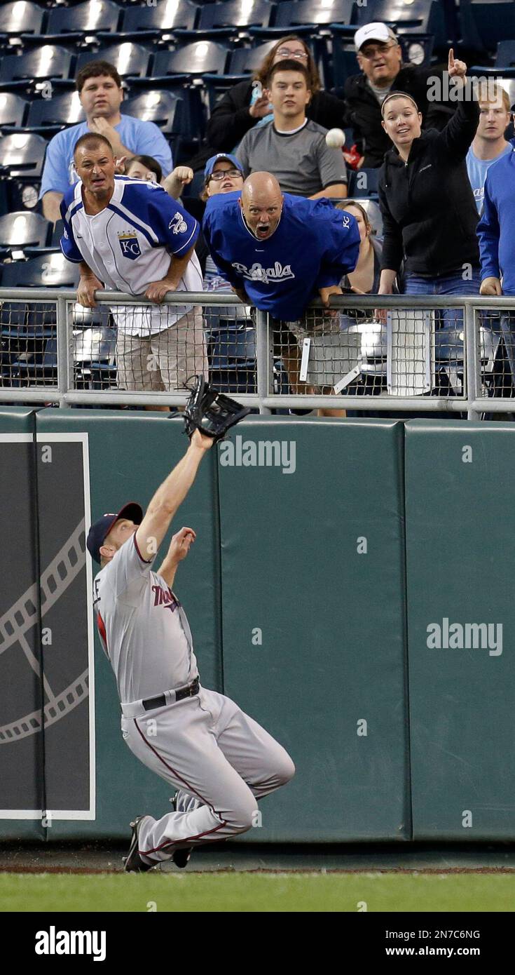 Minnesota Twins right fielder Chris Parmelee catches a fly ball hit by ...