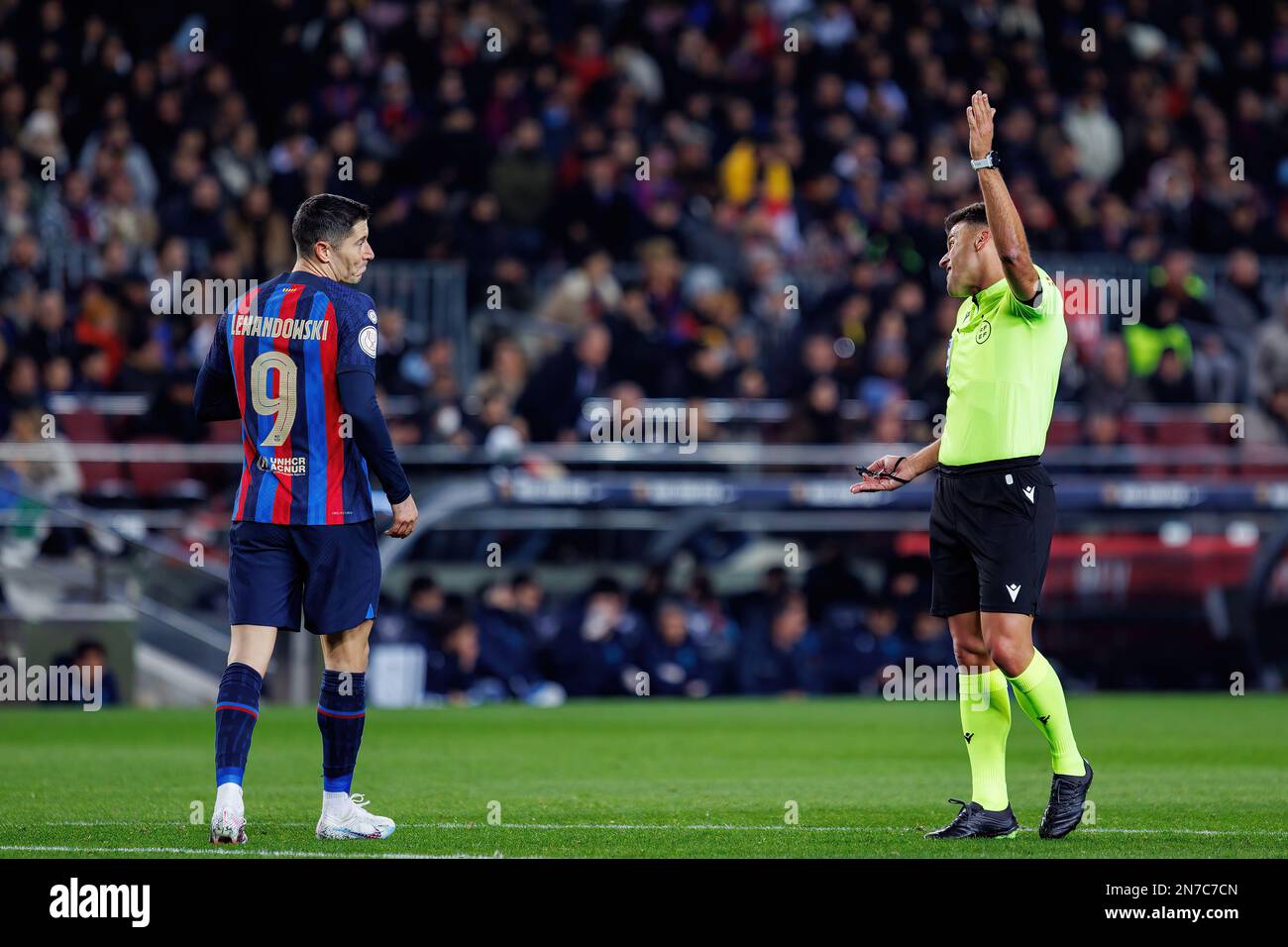 Argue ref football hi-res stock photography and images - Alamy