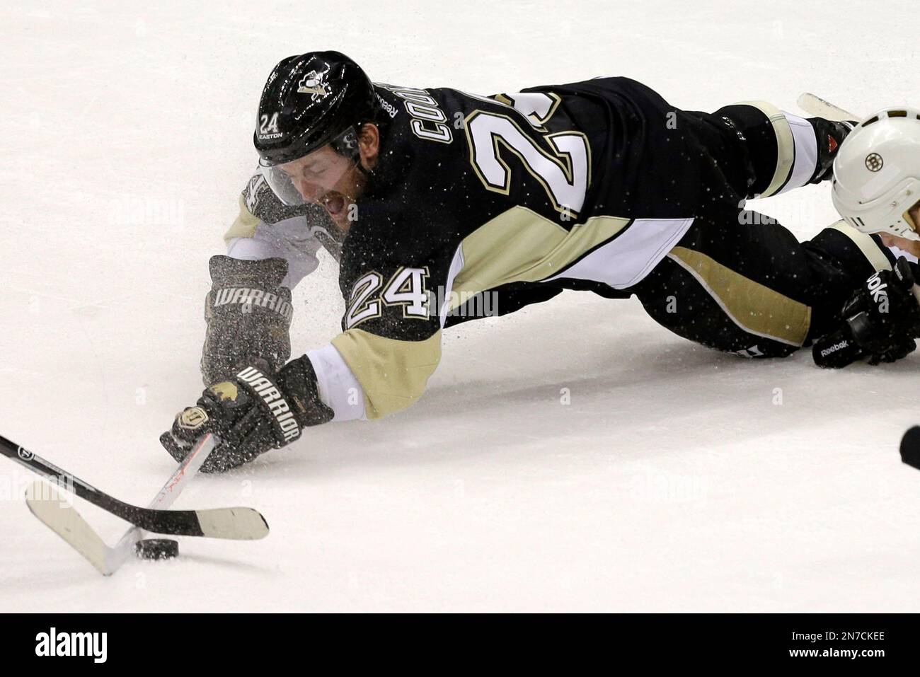 Pittsburgh Penguins' Matt Cooke (24) dives for the puck in the third ...
