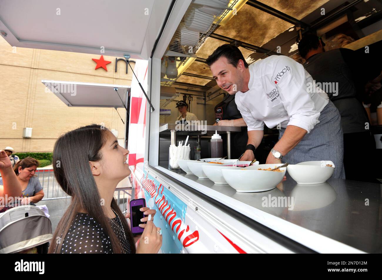Chef Johnny Iuzzini hands out ice cream scoops at the Macy's Memorial ...