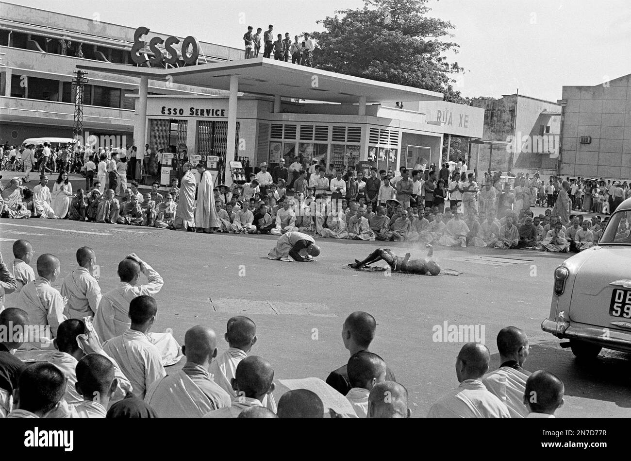 EDS NOTE: GRAPHIC CONTENT - This crowd in a main intersection of Saigon ...