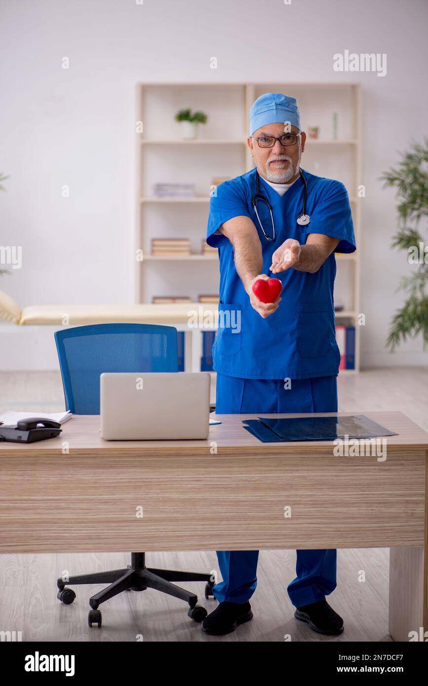 Doctor showing cardiogram old hi-res stock photography and images - Alamy