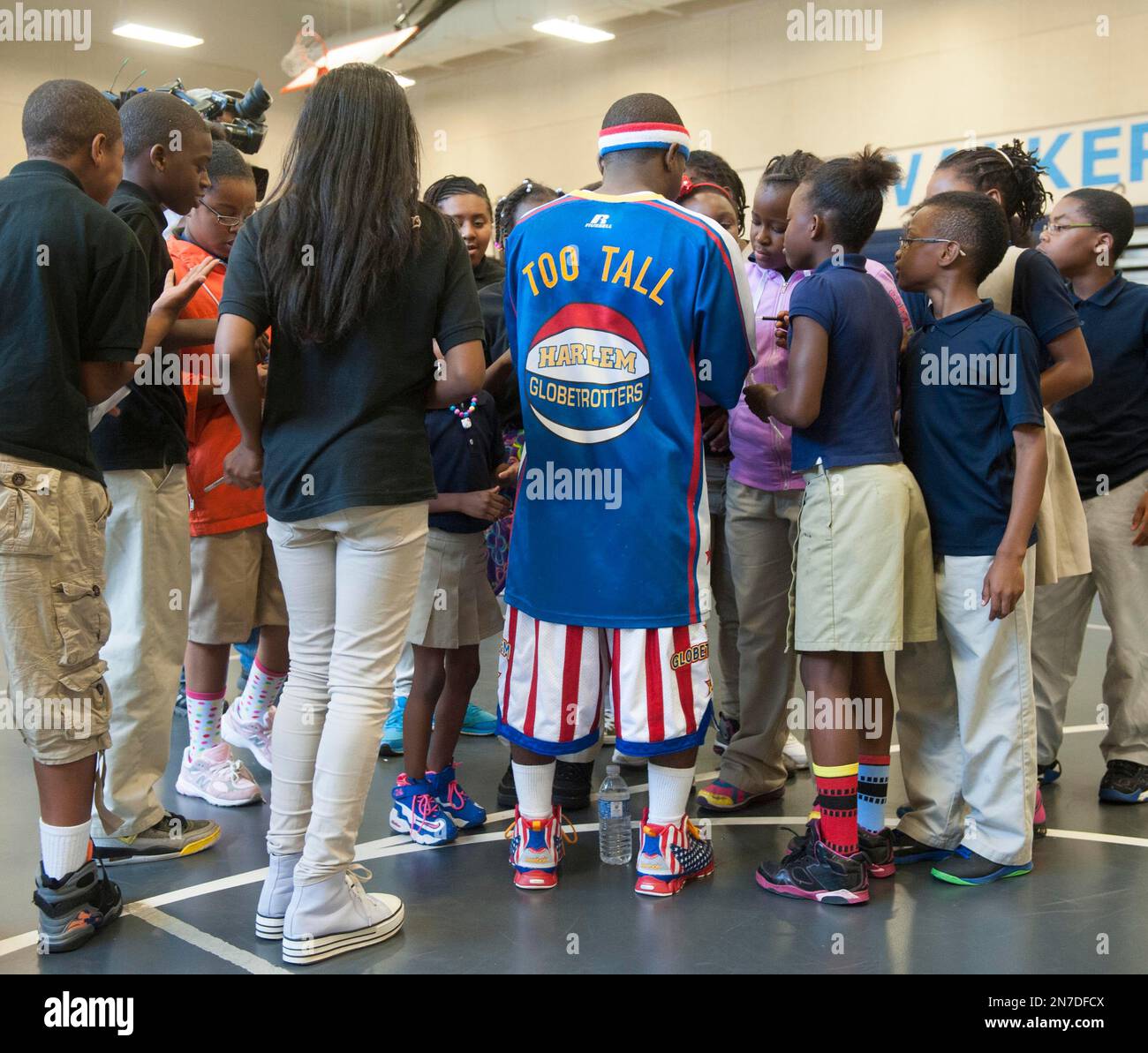 Harlem Globetrotters Too Tall Hall signs autographs for school kids in ...