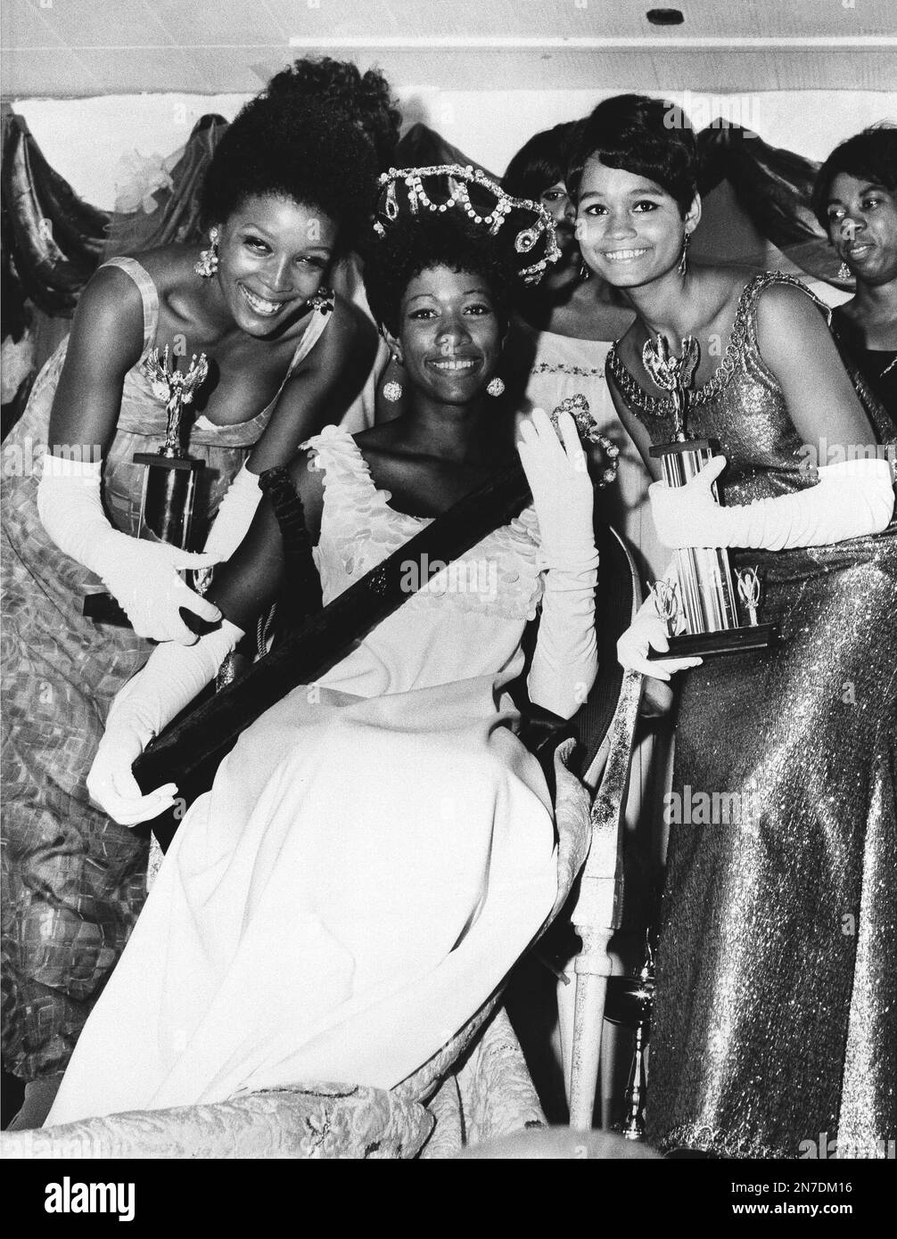 Saundra Williams, 19, center, of Philadelphia, Pa., was crowned Miss ...