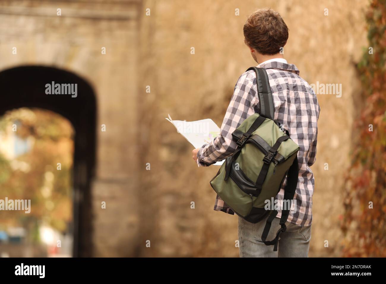 Traveler with map hi-res stock photography and images - Alamy