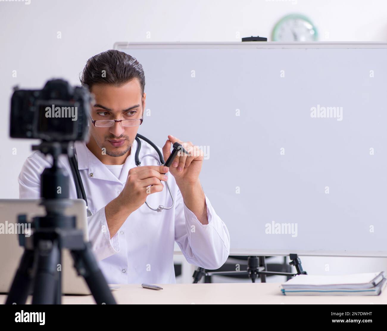 Video otoscopy hi-res stock photography and images - Alamy