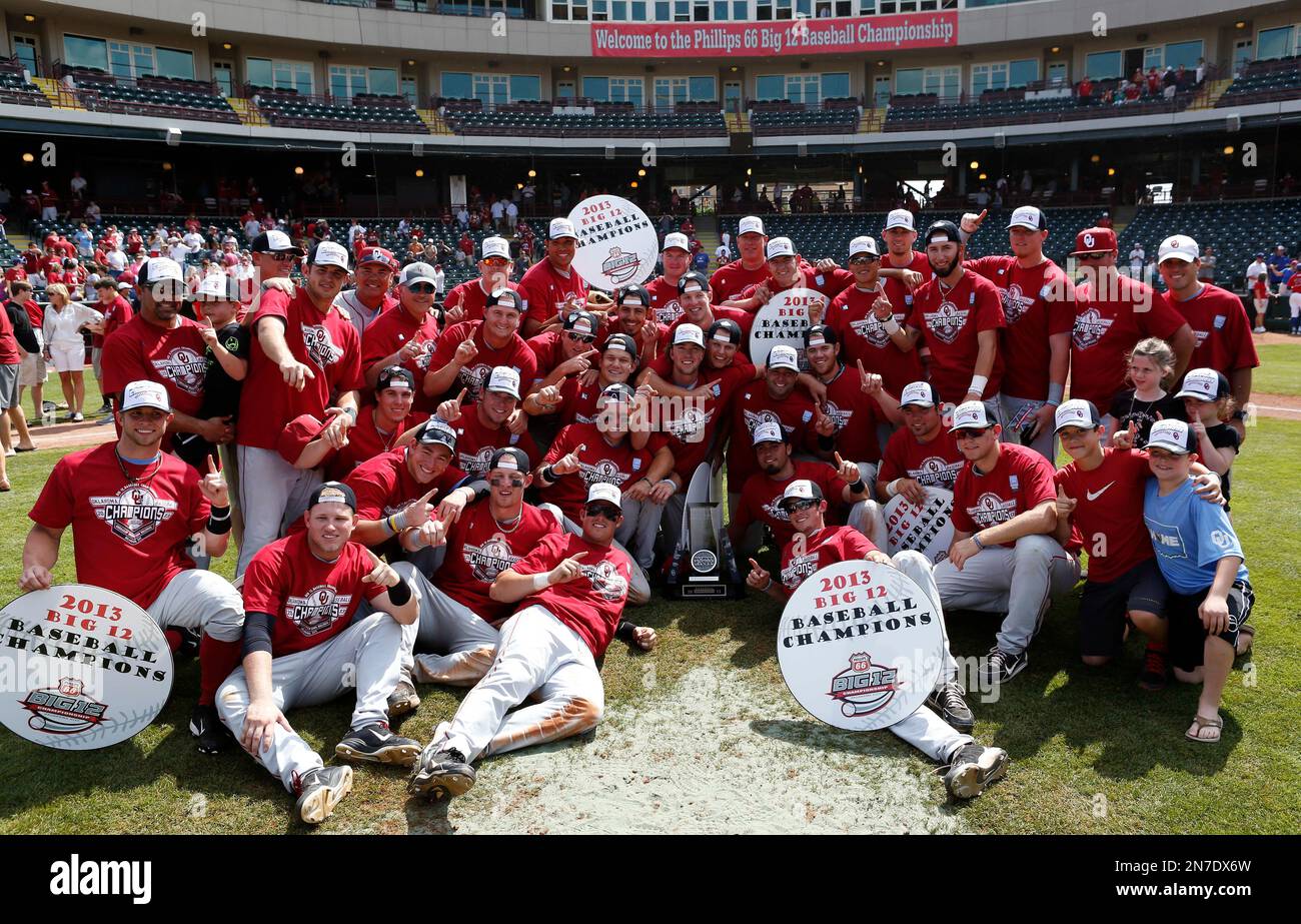 Oklahoma poses for a team photo after defeating Kansas to win the Big ...