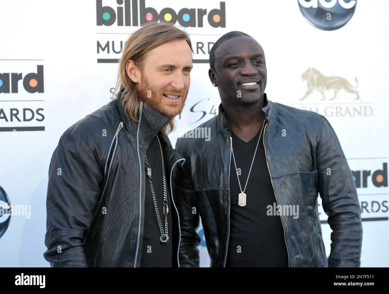 David Guetta, left, and Akon arrive at the Billboard Music Awards at ...