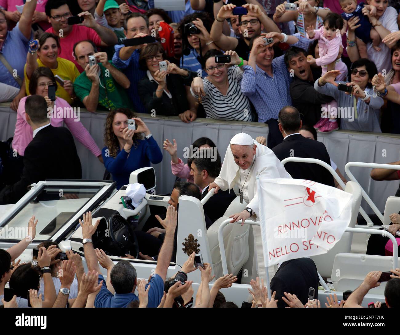 Pope Francis arrives to meets with faithful of the ecclesial movements ...