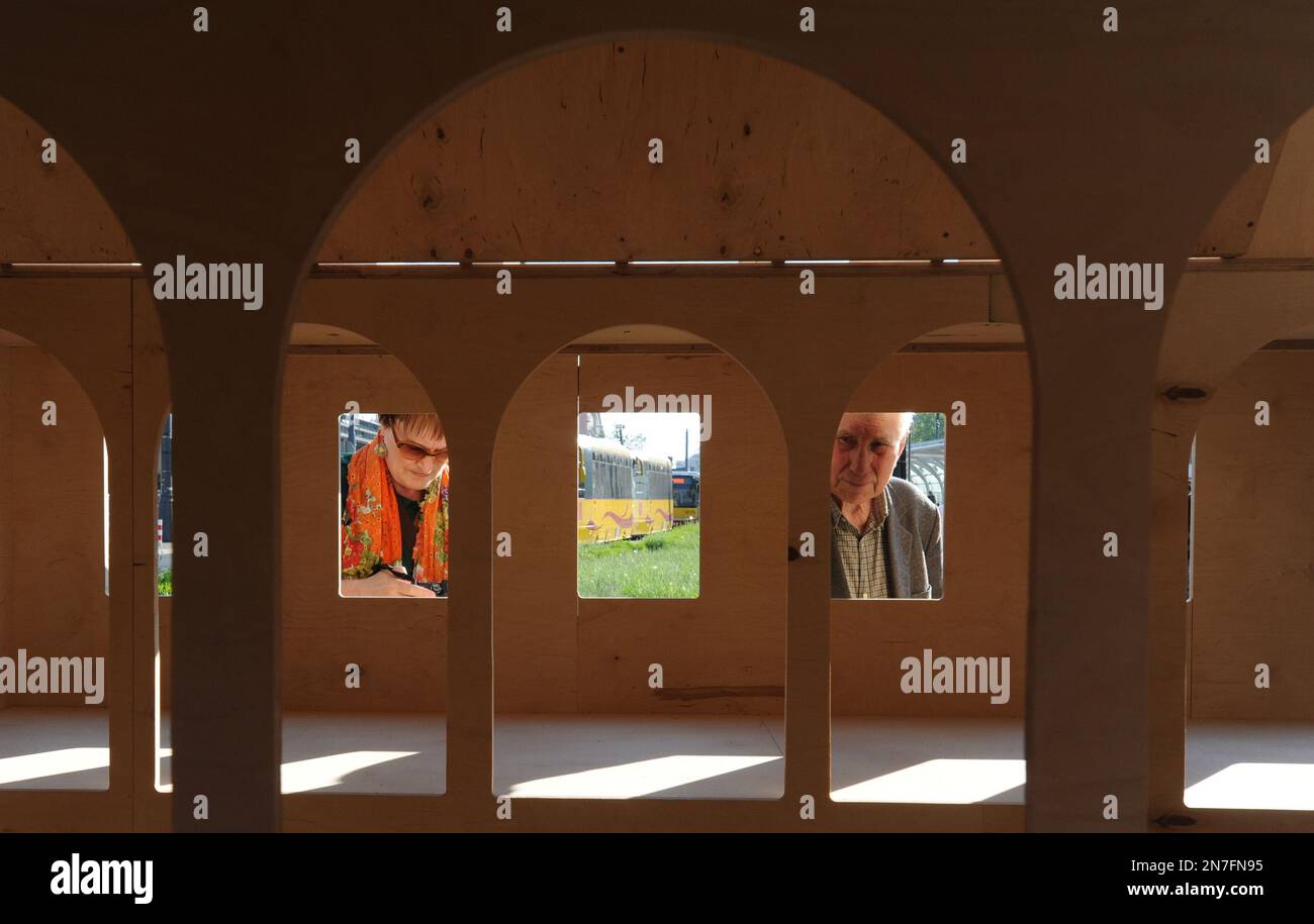 People look inside the 1:10 scale model of the Great Synagogue of ...