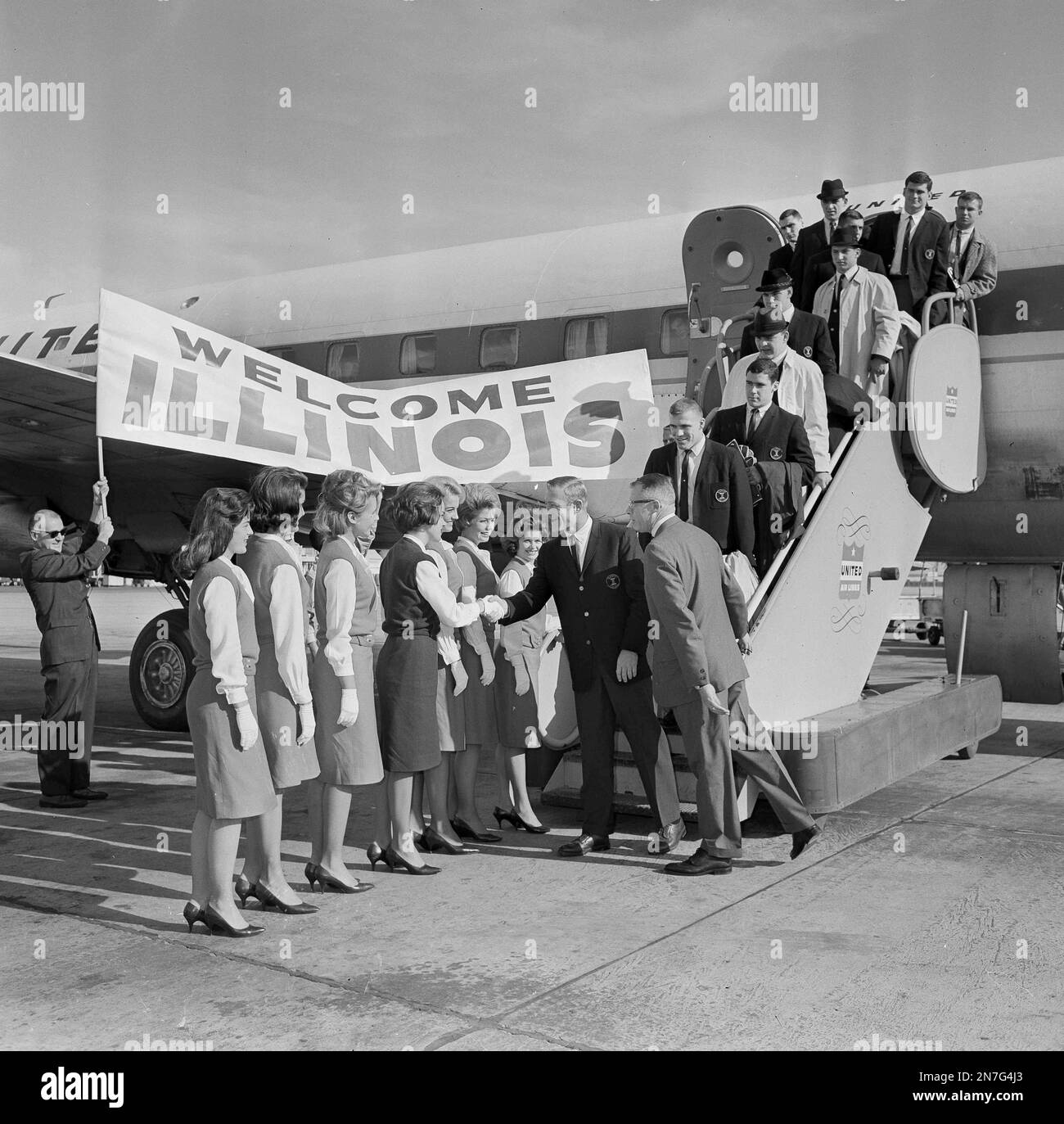 Coach Pete Elliott of the Illinois football team is welcomed to ...