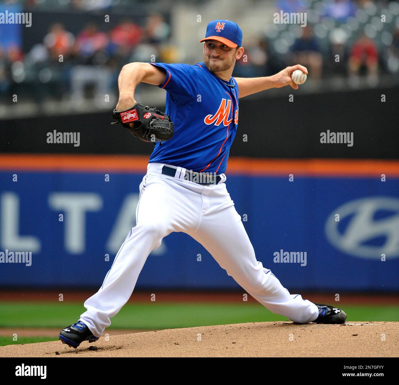New York Mets starting pitcher Jonathon Niese (49) throws in the first ...