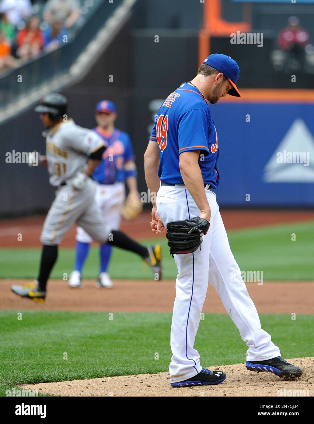 New York Mets starting pitcher Jonathon Niese kicks dirt on the mound ...