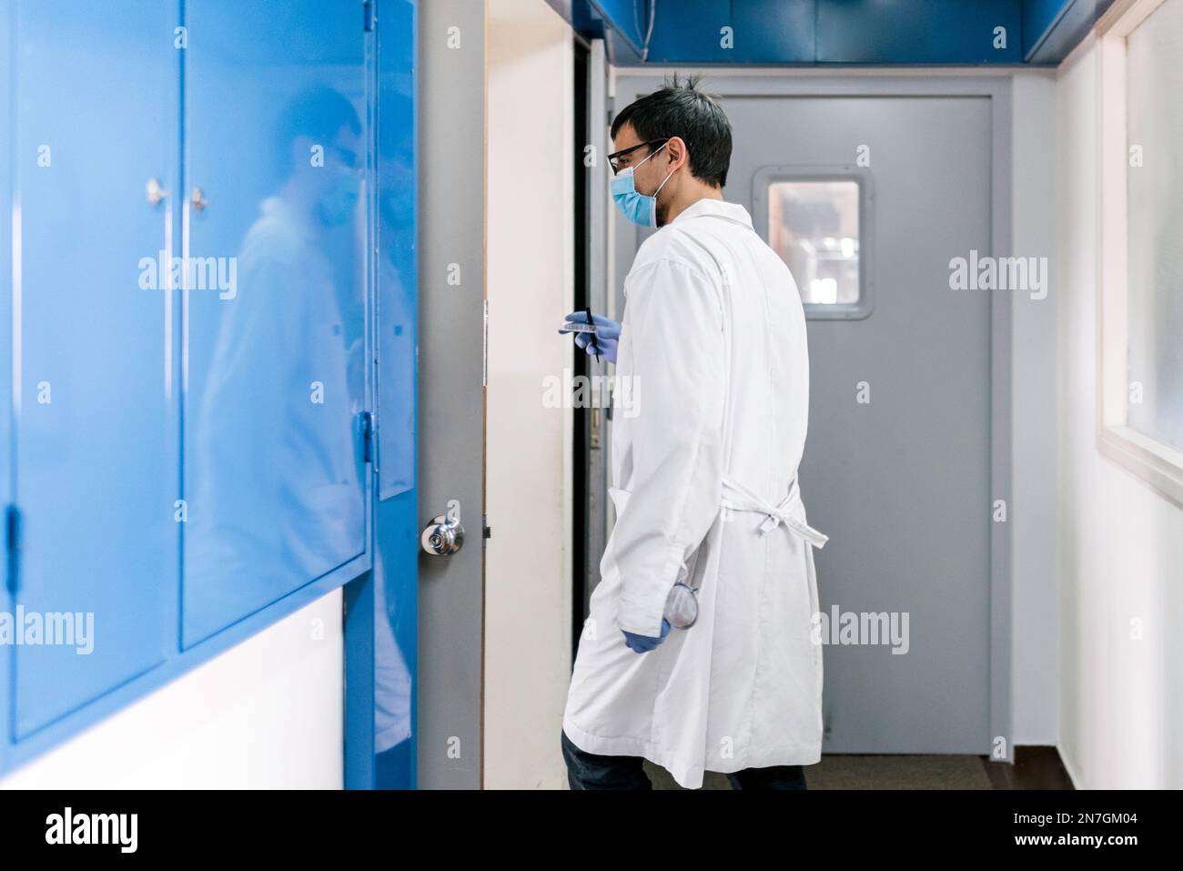 Scientist laboratory anonymous hi-res stock photography and images - Alamy
