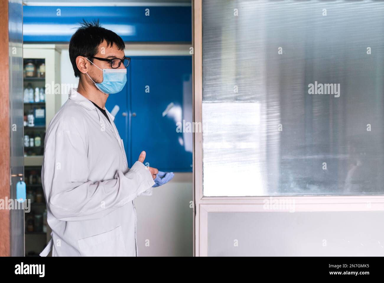 Scientist laboratory anonymous hi-res stock photography and images - Alamy