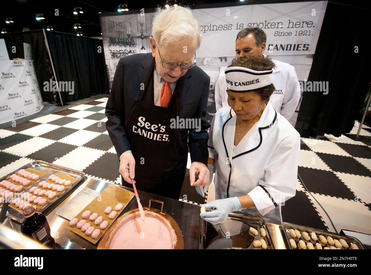 Berkshire Hathaway's Warren Buffett dips bonbon's with Victoria Melena ...
