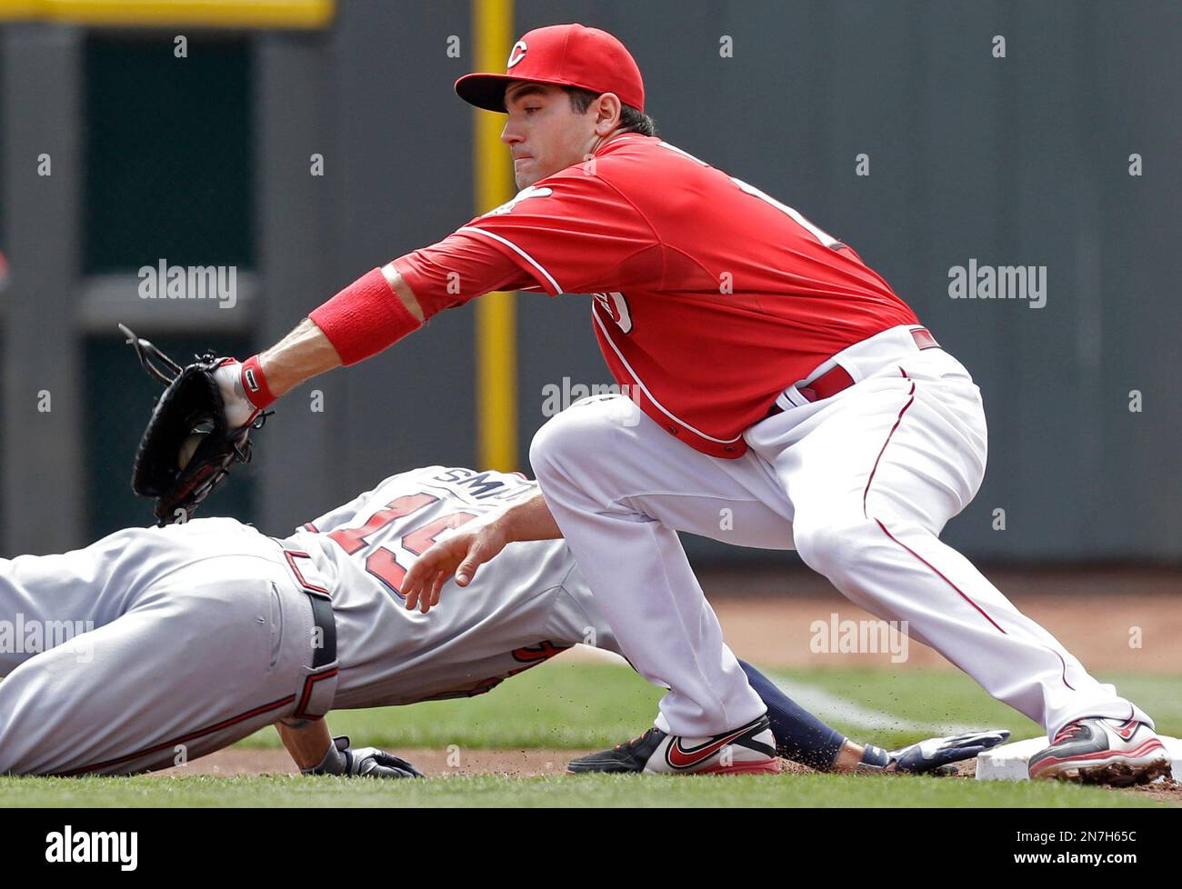 Atlanta Braves' Andrelton Simmons (19) dives safely back to first as ...